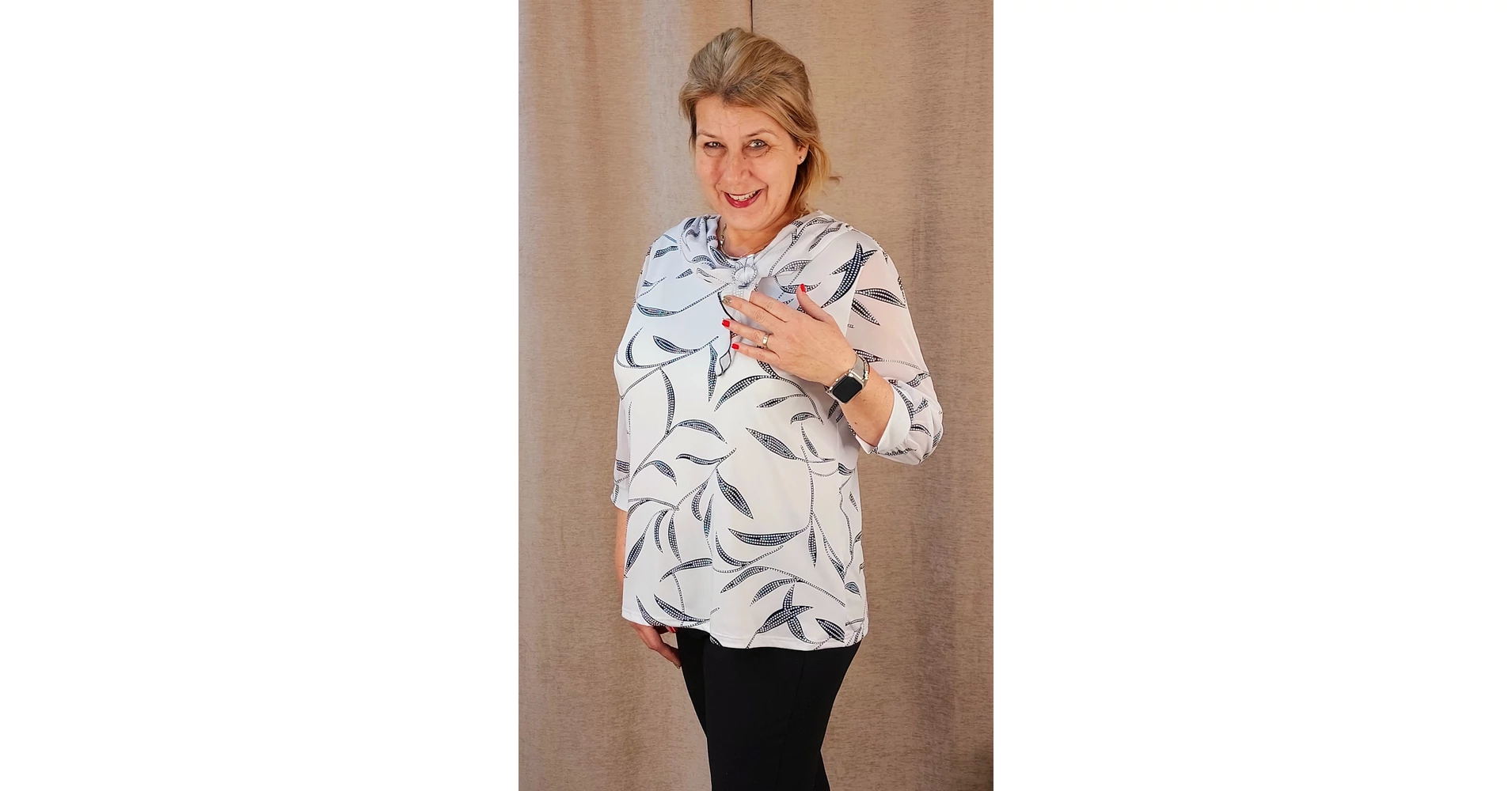 Kendős és brossos nyakú fehér blúz - MOLETTA - Moletta webáruház